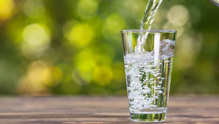 Kebanyakan Minum Air Putih Merusak Ginjal? ini Kata Pakar Kesehatan ...